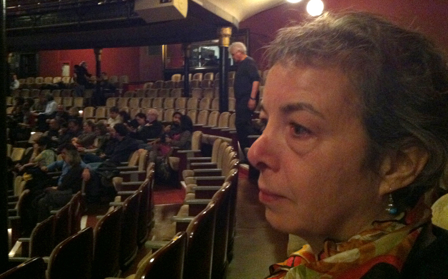 Laura Marks waiting for Gilberto Gil | Laura Marks